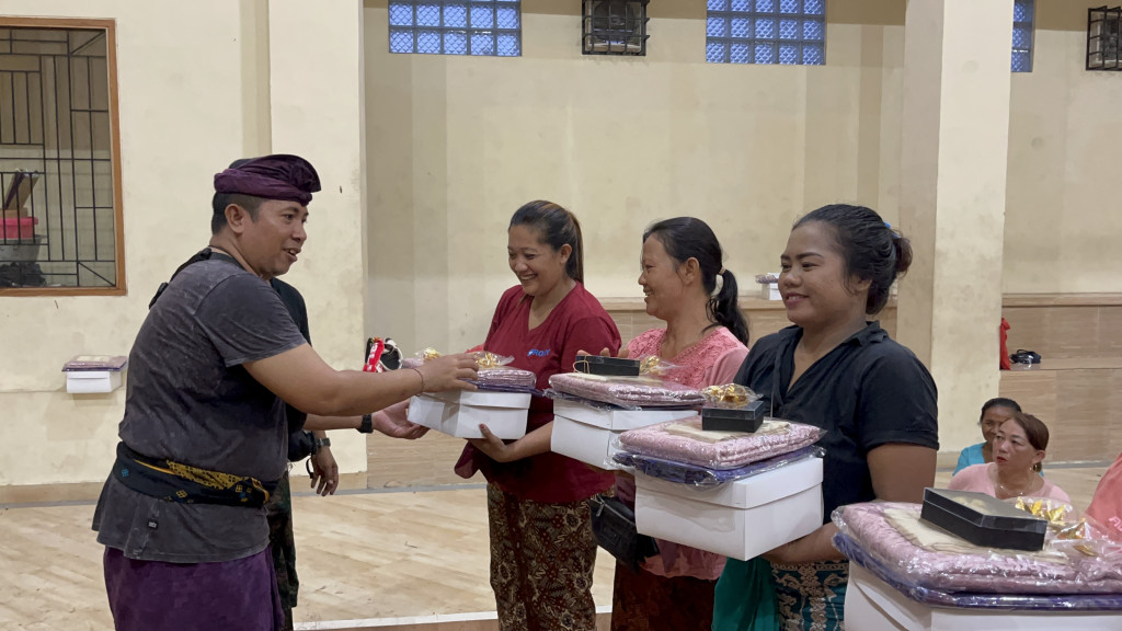 SERAH TERIMA SERAGAM BUSANA ADAT DALAM KEGIATAN PELATIHAN TARI WALI PKK ...